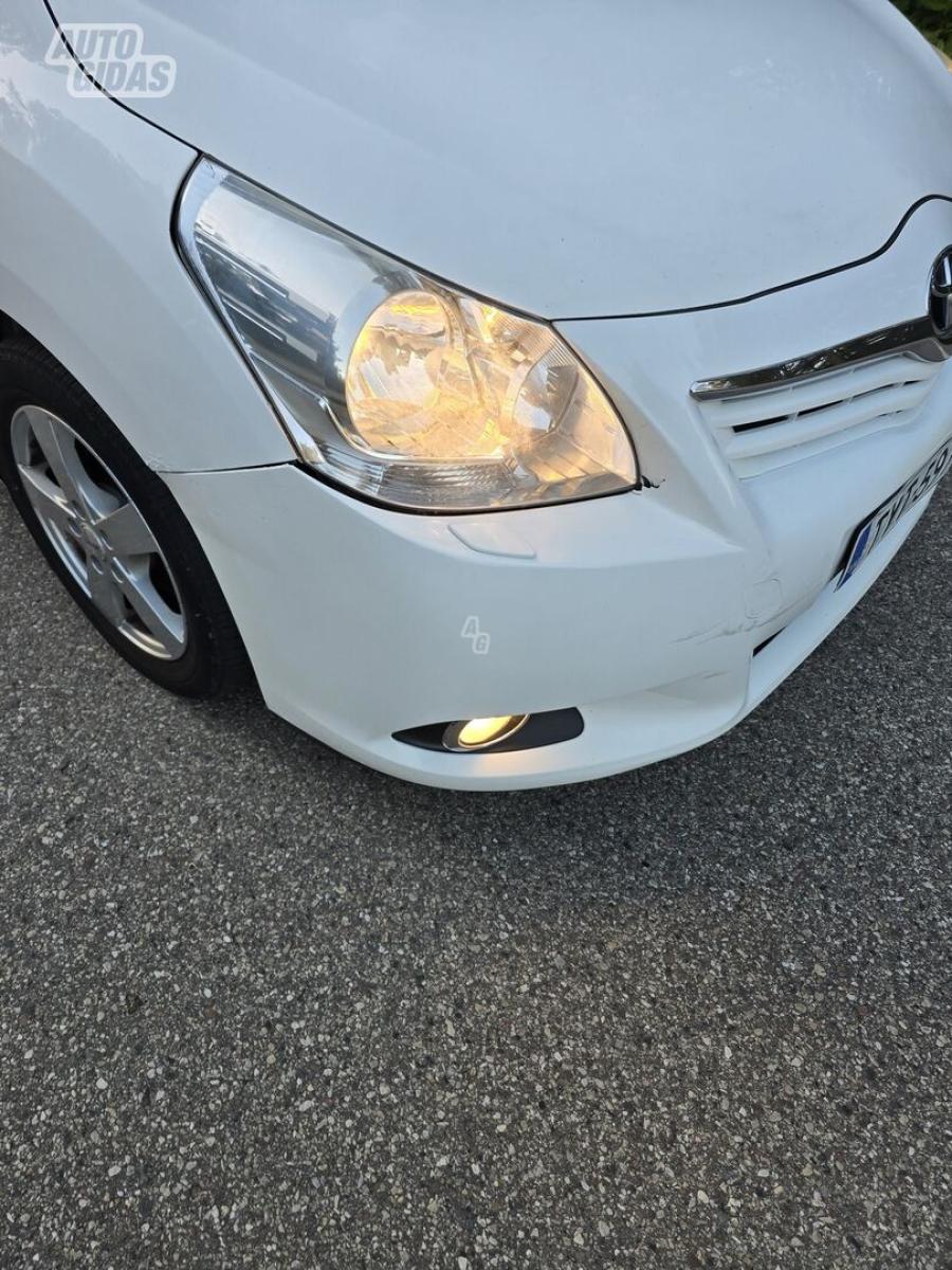 Balts Toyota Corolla Verso 2012 Viļņa, ar dzinēja tilpumu 2.00 L un nobraukumu 269 tūkst. km par 2650 €, foto 8 vietnē AUTOMOTO.COM.LV