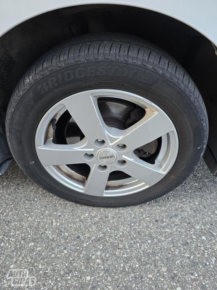 Balts Toyota Corolla Verso 2012 Viļņa, ar dzinēja tilpumu 2.00 L un nobraukumu 269 tūkst. km par 2650 €, foto 10 vietnē AUTOMOTO.COM.LV