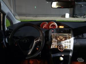 Balts Toyota Corolla Verso 2012 Viļņa, ar dzinēja tilpumu 2.00 L un nobraukumu 269 tūkst. km par 2650 €, foto 11 vietnē AUTOMOTO.COM.LV