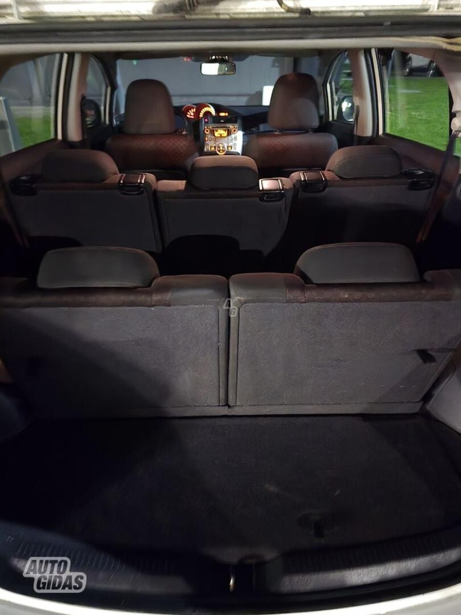 Balts Toyota Corolla Verso 2012 Viļņa, ar dzinēja tilpumu 2.00 L un nobraukumu 269 tūkst. km par 2650 €, foto 18 vietnē AUTOMOTO.COM.LV