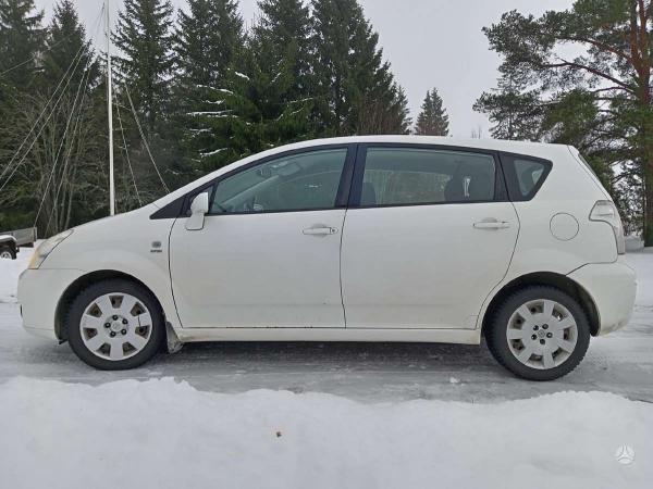 White Toyota Corolla Verso 2004 in Marijampole, with an engine capacity of 1.79 L and mileage of 257 thousand km for 1900 €, photo 2 on AUTOMOTO.COM.LV