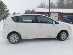 White Toyota Corolla Verso 2004 in Marijampole, with an engine capacity of 1.79 L and mileage of 257 thousand km for 1900 €, photo 3 on AUTOMOTO.COM.LV