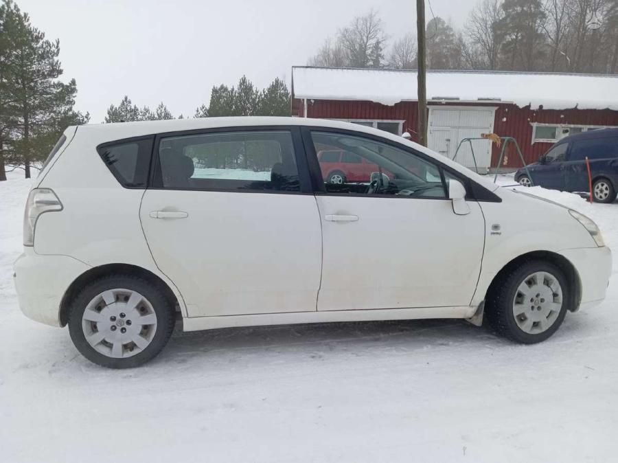 White Toyota Corolla Verso 2004 in Marijampole, with an engine capacity of 1.79 L and mileage of 257 thousand km for 1900 €, photo 3 on AUTOMOTO.COM.LV
