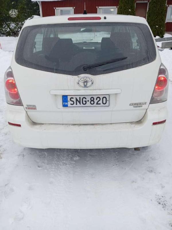White Toyota Corolla Verso 2004 in Marijampole, with an engine capacity of 1.79 L and mileage of 257 thousand km for 1900 €, photo 4 on AUTOMOTO.COM.LV