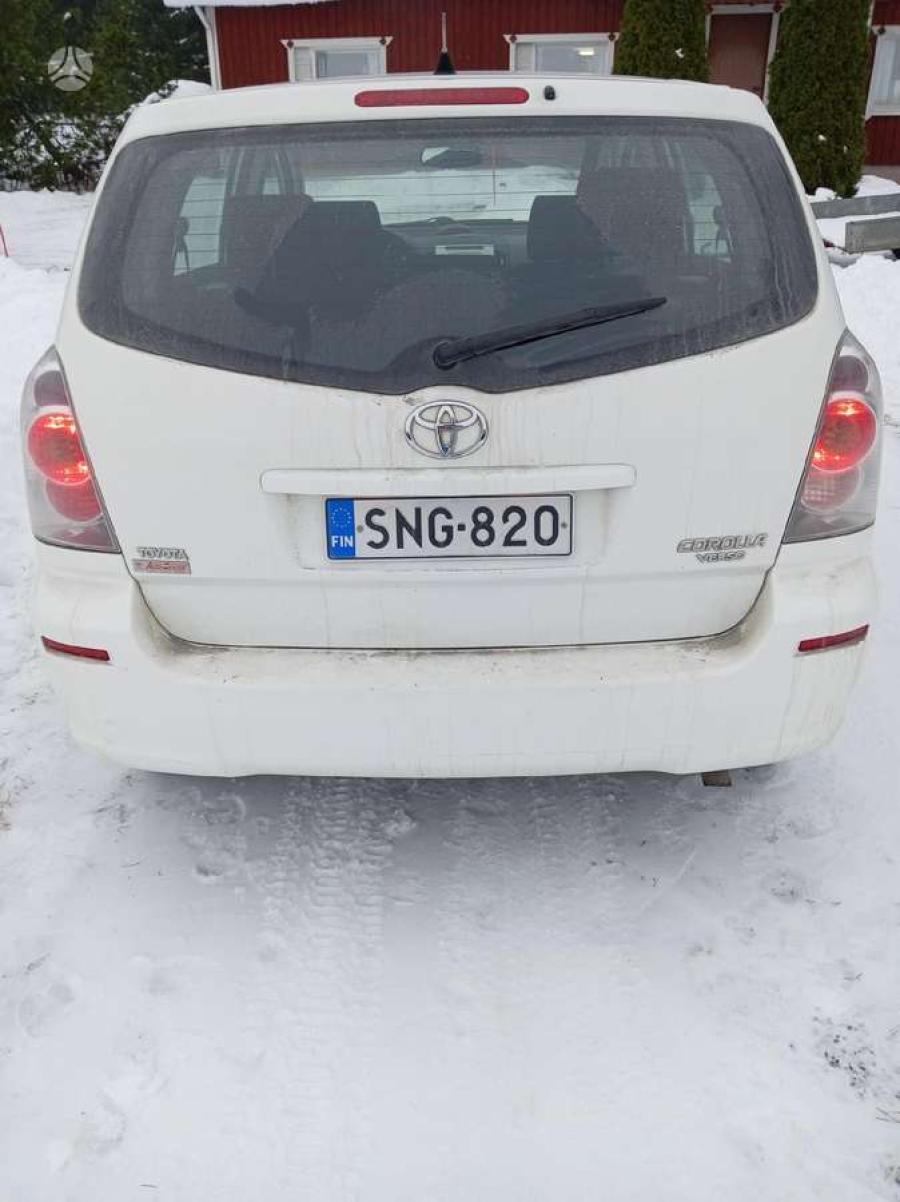 White Toyota Corolla Verso 2004 in Marijampole, with an engine capacity of 1.79 L and mileage of 257 thousand km for 1900 €, photo 4 on AUTOMOTO.COM.LV