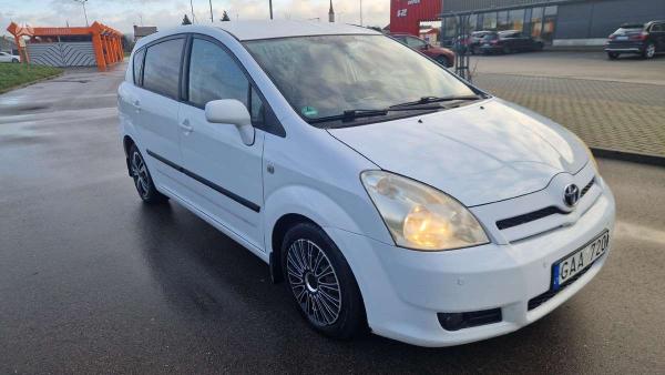 White Toyota Corolla Verso 2007 in Kretinga, with an engine capacity of 2.20 L and mileage of 268 thousand km for 1650 €, photo 7 on AUTOMOTO.COM.LV