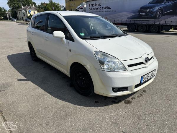 White Toyota Corolla Verso 2007 in Panevezys, with an engine capacity of 2.20 L and mileage of 371 thousand km for 1300 €, photo 8 on AUTOMOTO.COM.LV