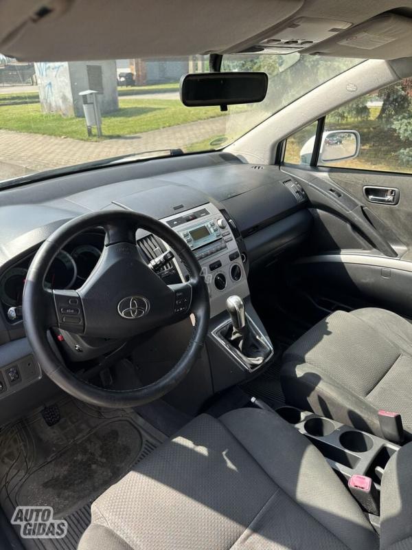 White Toyota Corolla Verso 2007 in Panevezys, with an engine capacity of 2.20 L and mileage of 371 thousand km for 1300 €, photo 9 on AUTOMOTO.COM.LV