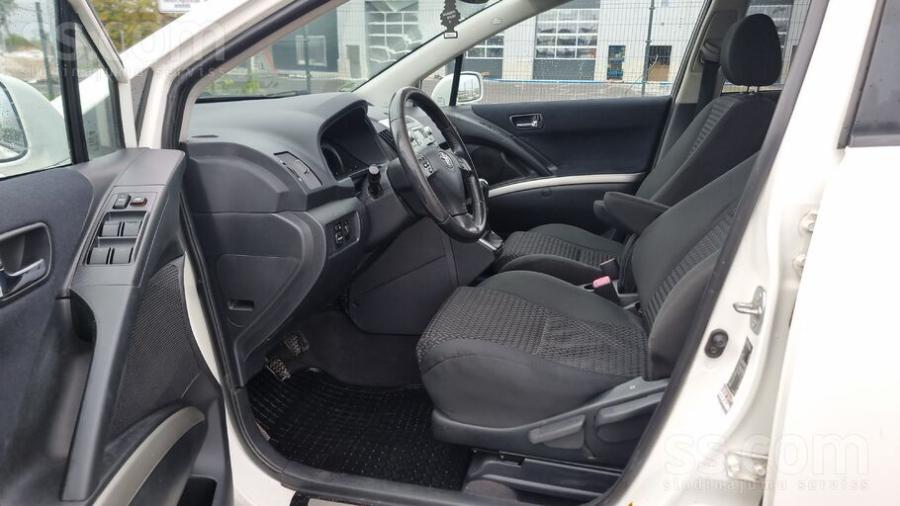Balts Toyota Corolla Verso 2007 Liepāja, ar dzinēja tilpumu 2.20 L un nobraukumu 0 tūkst. km par 2800 €, foto 7 vietnē AUTOMOTO.COM.LV