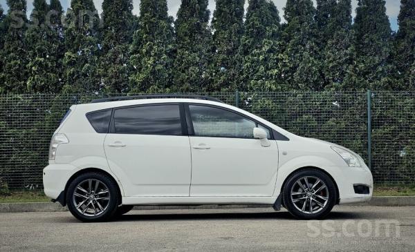 White Toyota Corolla Verso 2008 in Jelgava, with an engine capacity of 2.20 L and mileage of 326 thousand km for 1490 €, photo 4 on AUTOMOTO.COM.LV