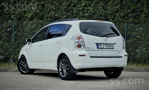 White Toyota Corolla Verso 2008 in Jelgava, with an engine capacity of 2.20 L and mileage of 326 thousand km for 1490 €, photo 6 on AUTOMOTO.COM.LV