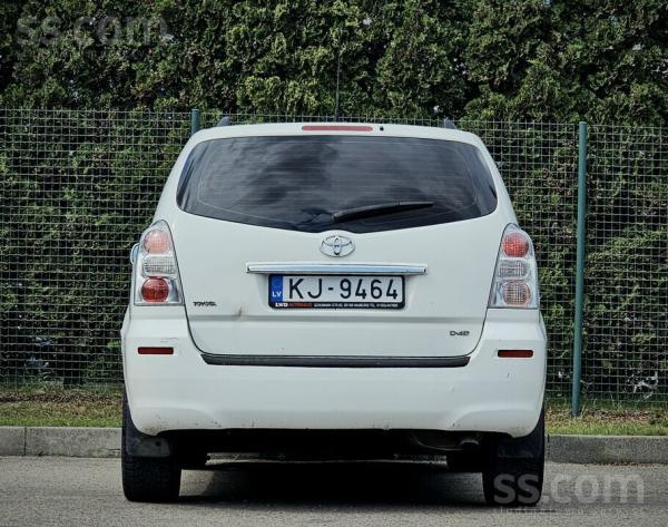 White Toyota Corolla Verso 2008 in Jelgava, with an engine capacity of 2.20 L and mileage of 326 thousand km for 1490 €, photo 7 on AUTOMOTO.COM.LV