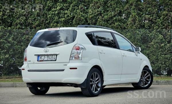 White Toyota Corolla Verso 2008 in Jelgava, with an engine capacity of 2.20 L and mileage of 326 thousand km for 1490 €, photo 8 on AUTOMOTO.COM.LV