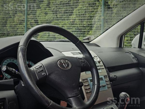 White Toyota Corolla Verso 2008 in Jelgava, with an engine capacity of 2.20 L and mileage of 326 thousand km for 1490 €, photo 9 on AUTOMOTO.COM.LV