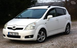 White Toyota Corolla Verso 2008 in Petrikaiciai, with an engine capacity of 2.20 L and mileage of 366 thousand km for 2499 €, photo 3 on AUTOMOTO.COM.LV