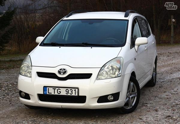 White Toyota Corolla Verso 2008 in Petrikaiciai, with an engine capacity of 2.20 L and mileage of 366 thousand km for 2499 €, photo 4 on AUTOMOTO.COM.LV