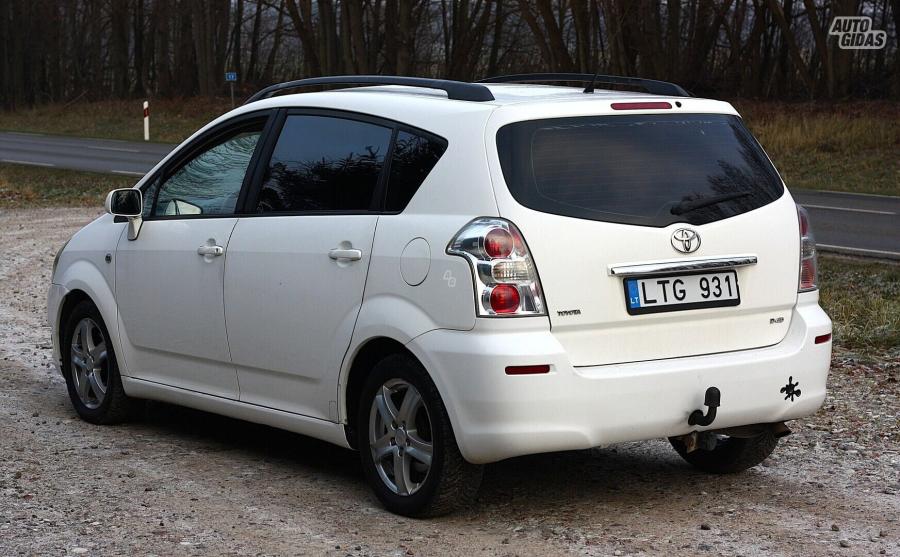 White Toyota Corolla Verso 2008 in Petrikaiciai, with an engine capacity of 2.20 L and mileage of 366 thousand km for 2499 €, photo 6 on AUTOMOTO.COM.LV