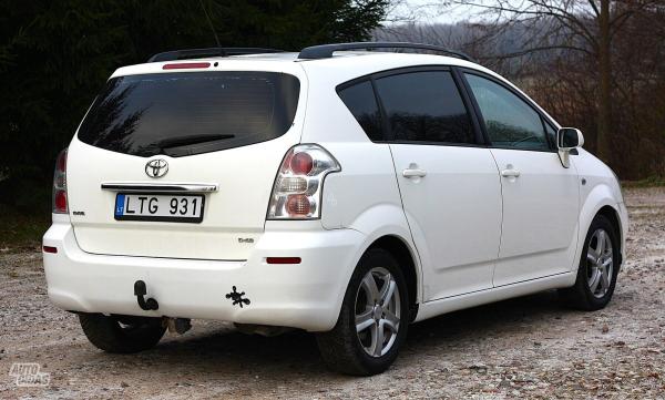 White Toyota Corolla Verso 2008 in Petrikaiciai, with an engine capacity of 2.20 L and mileage of 366 thousand km for 2499 €, photo 9 on AUTOMOTO.COM.LV