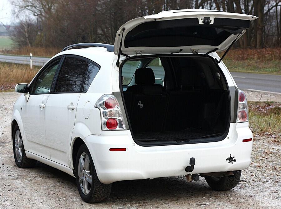 White Toyota Corolla Verso 2008 in Petrikaiciai, with an engine capacity of 2.20 L and mileage of 366 thousand km for 2499 €, photo 10 on AUTOMOTO.COM.LV
