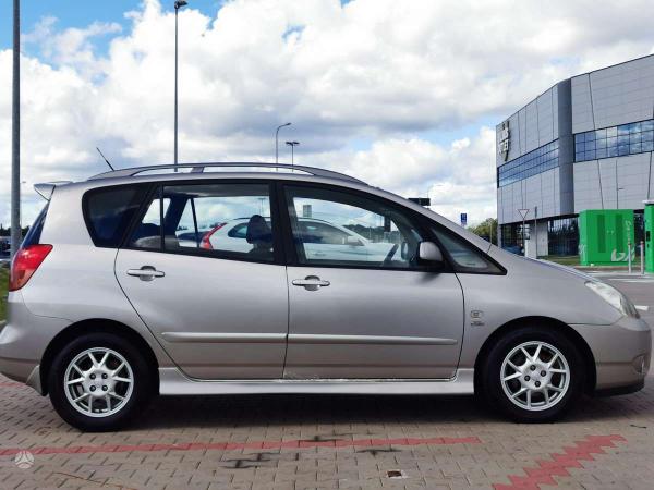 Yellow Toyota Corolla Verso 2002 in Vilnius, with an engine capacity of 2.00 L and mileage of 274 thousand km for 900 €, photo 8 on AUTOMOTO.COM.LV