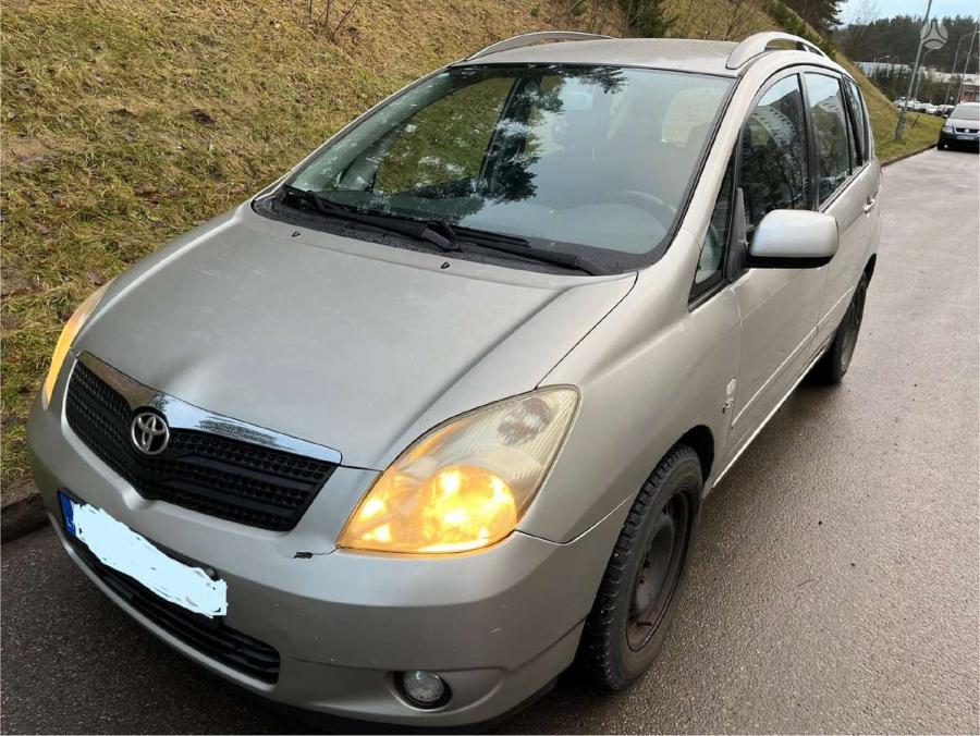 Yellow Toyota Corolla Verso 2003 in Vilnius, with an engine capacity of 2.00 L and mileage of 310 thousand km for 790 €, photo 1 on AUTOMOTO.COM.LV