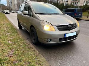 Yellow Toyota Corolla Verso 2003 in Vilnius, with an engine capacity of 2.00 L and mileage of 310 thousand km for 790 €, photo 3 on AUTOMOTO.COM.LV