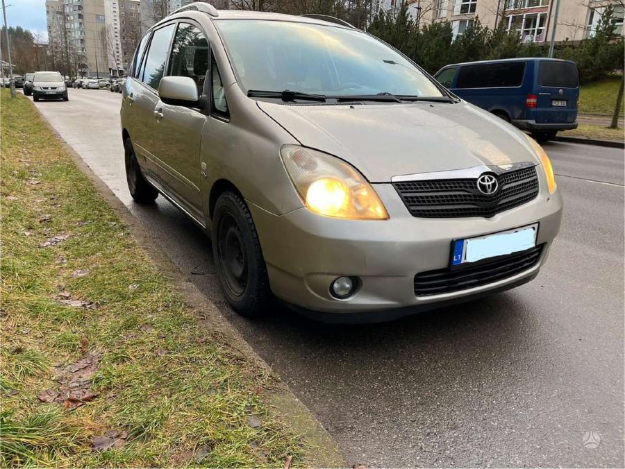 Yellow Toyota Corolla Verso 2003 in Vilnius, with an engine capacity of 2.00 L and mileage of 310 thousand km for 790 €, photo 3 on AUTOMOTO.COM.LV
