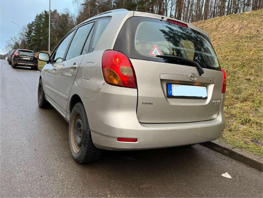 Yellow Toyota Corolla Verso 2003 in Vilnius, with an engine capacity of 2.00 L and mileage of 310 thousand km for 790 €, photo 5 on AUTOMOTO.COM.LV