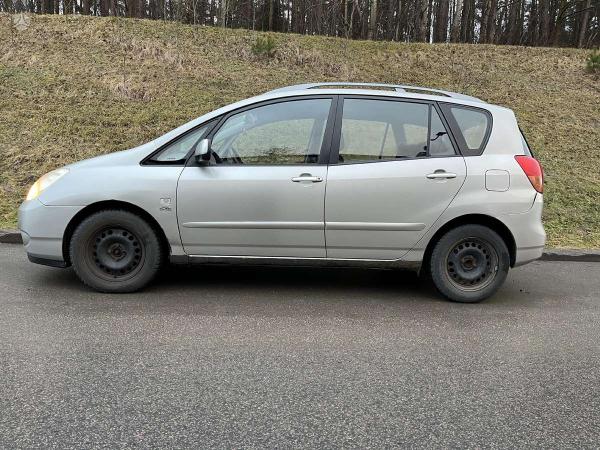 Yellow Toyota Corolla Verso 2003 in Vilnius, with an engine capacity of 2.00 L and mileage of 310 thousand km for 790 €, photo 7 on AUTOMOTO.COM.LV