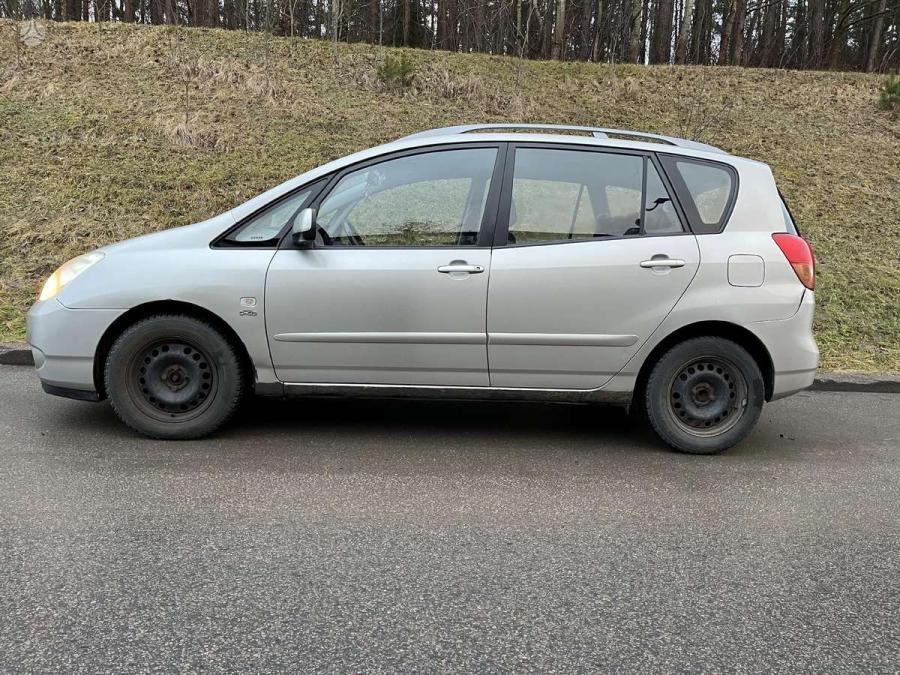 Yellow Toyota Corolla Verso 2003 in Vilnius, with an engine capacity of 2.00 L and mileage of 310 thousand km for 790 €, photo 7 on AUTOMOTO.COM.LV