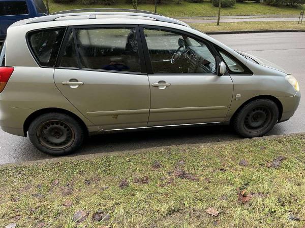 Yellow Toyota Corolla Verso 2003 in Vilnius, with an engine capacity of 2.00 L and mileage of 310 thousand km for 790 €, photo 8 on AUTOMOTO.COM.LV