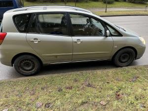 Yellow Toyota Corolla Verso 2003 in Vilnius, with an engine capacity of 2.00 L and mileage of 310 thousand km for 790 €, photo 8 on AUTOMOTO.COM.LV