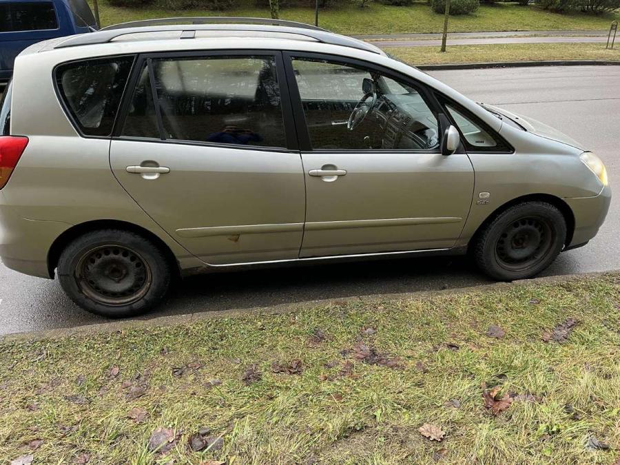 Yellow Toyota Corolla Verso 2003 in Vilnius, with an engine capacity of 2.00 L and mileage of 310 thousand km for 790 €, photo 8 on AUTOMOTO.COM.LV