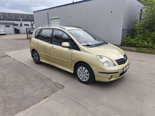Yellow Toyota Corolla Verso 2003 in Panevezys, with an engine capacity of 2.00 L and mileage of 310 thousand km for 950 €, photo 3 on AUTOMOTO.COM.LV