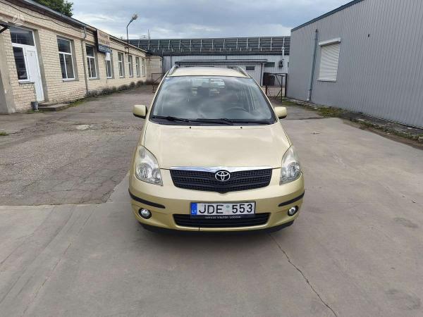 Yellow Toyota Corolla Verso 2003 in Panevezys, with an engine capacity of 2.00 L and mileage of 310 thousand km for 950 €, photo 4 on AUTOMOTO.COM.LV
