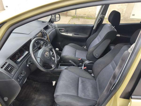 Yellow Toyota Corolla Verso 2003 in Panevezys, with an engine capacity of 2.00 L and mileage of 310 thousand km for 950 €, photo 6 on AUTOMOTO.COM.LV
