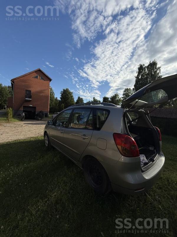 Dzeltens Toyota Corolla Verso 2004 Cēsis, ar dzinēja tilpumu 2.00 L un nobraukumu 335 tūkst. km par 900 €, foto 4 vietnē AUTOMOTO.COM.LV