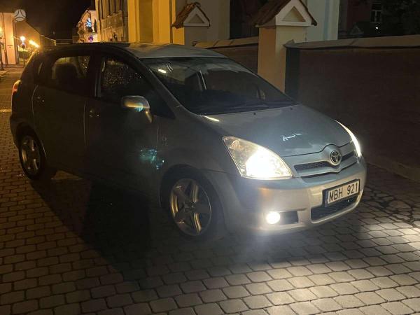 Yellow Toyota Corolla Verso 2006 in Kedainiai, with an engine capacity of 2.23 L and mileage of 329 thousand km for 1850 €, photo 5 on AUTOMOTO.COM.LV