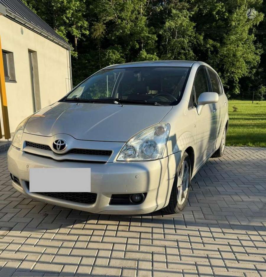 Yellow Toyota Corolla Verso 2007 in Kaunas, with an engine capacity of 2.23 L and mileage of 330 thousand km for 1550 €, photo 1 on AUTOMOTO.COM.LV
