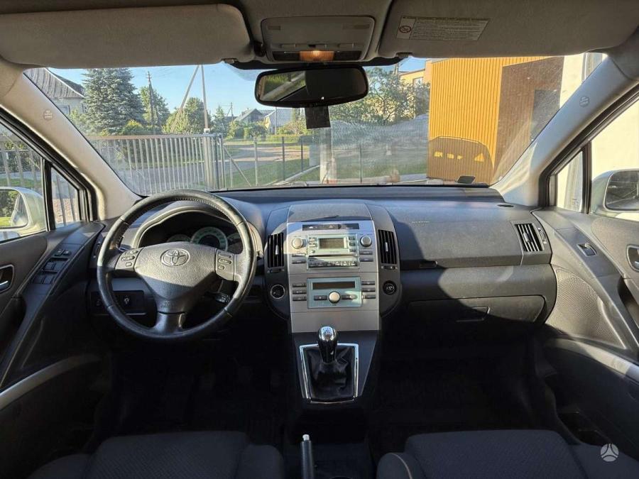Yellow Toyota Corolla Verso 2007 in Kaunas, with an engine capacity of 2.23 L and mileage of 330 thousand km for 1550 €, photo 5 on AUTOMOTO.COM.LV