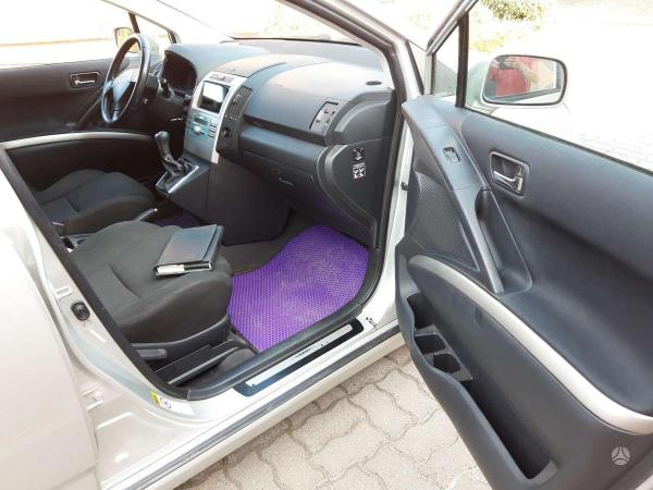 Yellow Toyota Corolla Verso 2007 in Siauliai, with an engine capacity of 2.23 L and mileage of 225 thousand km for 2150 €, photo 8 on AUTOMOTO.COM.LV