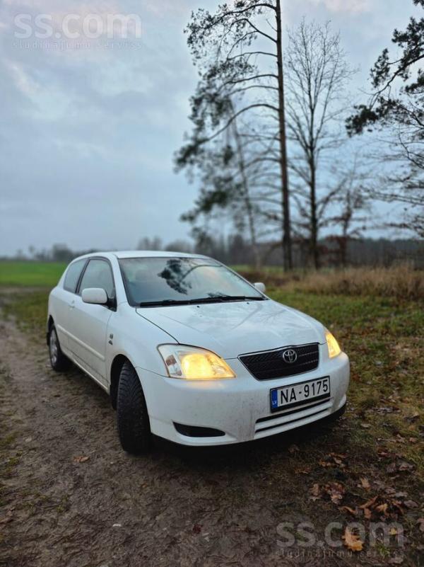 White Toyota Corolla 2003 in Dobele, with an engine capacity of 2.00 L and mileage of 218 thousand km for 900 €, photo 2 on AUTOMOTO.COM.LV