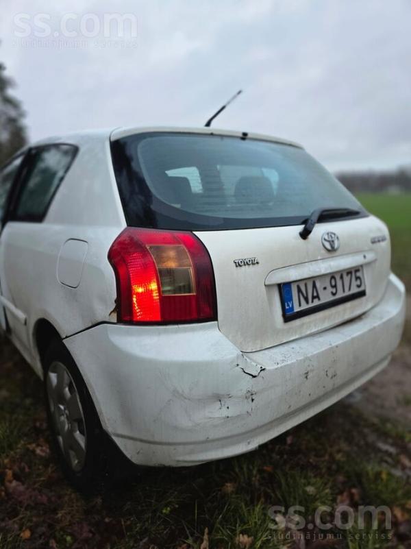 White Toyota Corolla 2003 in Dobele, with an engine capacity of 2.00 L and mileage of 218 thousand km for 900 €, photo 3 on AUTOMOTO.COM.LV