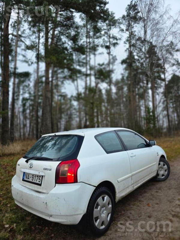 White Toyota Corolla 2003 in Dobele, with an engine capacity of 2.00 L and mileage of 218 thousand km for 900 €, photo 4 on AUTOMOTO.COM.LV
