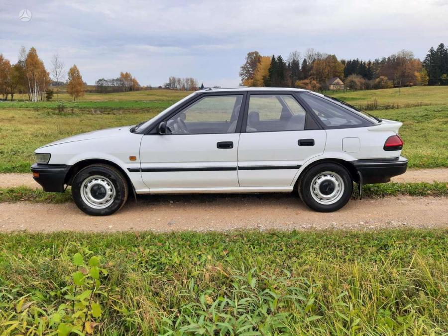 White Toyota Corolla 1991 in Utena, with an engine capacity of 1.30 L and mileage of 119 thousand km for 3800 €, photo 2 on AUTOMOTO.COM.LV