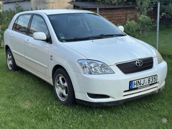 Белый Тойота Королла 2002 в Вильнюс, объемом двигателя 2.00 л и пробегом 300 тыс. км за 1050 €, фото 1 на AUTOMOTO.COM.LV
