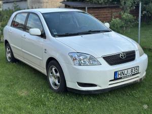 White Toyota Corolla 2002 in Vilnius, with an engine capacity of 2.00 L and mileage of 300 thousand km for 1050 €, photo  on AUTOMOTO.COM.LV