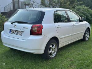 White Toyota Corolla 2002 in Vilnius, with an engine capacity of 2.00 L and mileage of 300 thousand km for 1050 €, photo 3 on AUTOMOTO.COM.LV