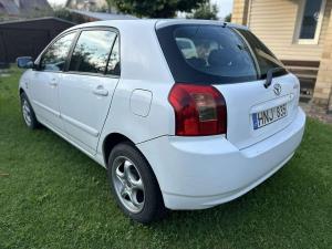 White Toyota Corolla 2002 in Vilnius, with an engine capacity of 2.00 L and mileage of 300 thousand km for 1050 €, photo 4 on AUTOMOTO.COM.LV