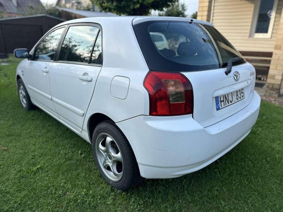 White Toyota Corolla 2002 in Vilnius, with an engine capacity of 2.00 L and mileage of 300 thousand km for 1050 €, photo 4 on AUTOMOTO.COM.LV